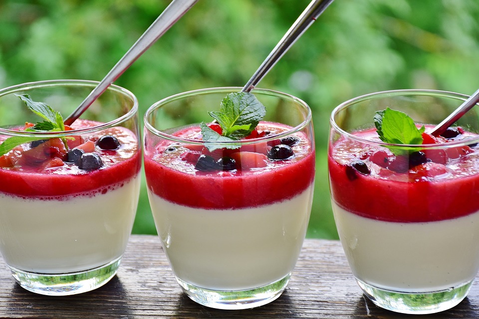Panna Cotta Vegan - Fraise et lait de coco - Le blog de CuisineAddict.com